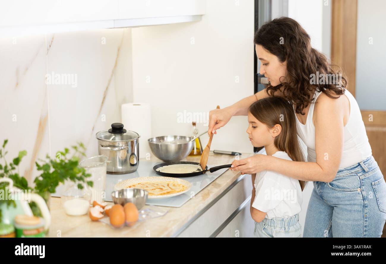Mom and her daughter fry pancakes Stock Photo - Alamy