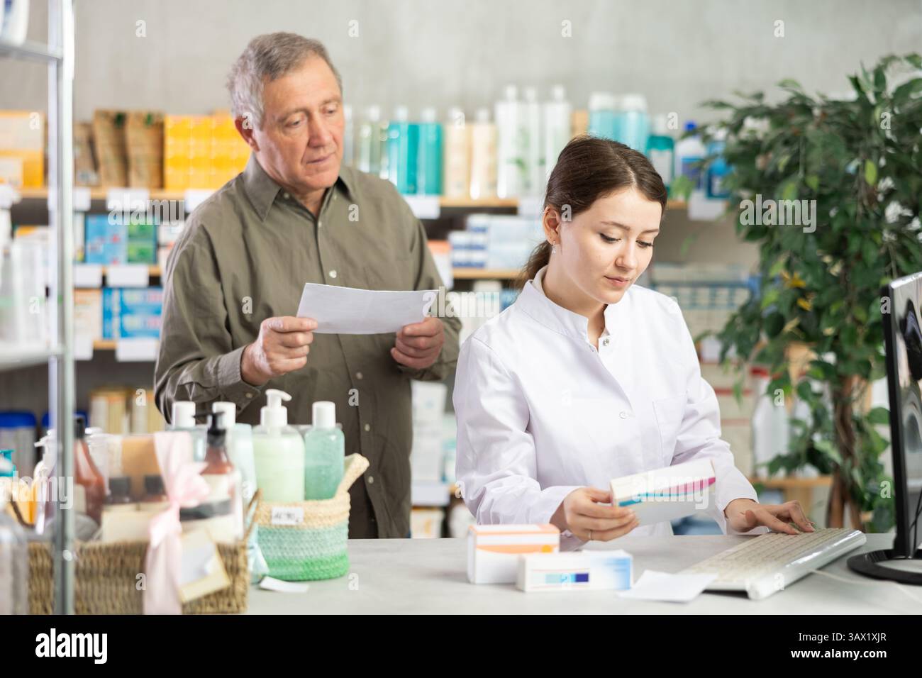 Elderly retired man finding hi-res stock photography and images - Alamy