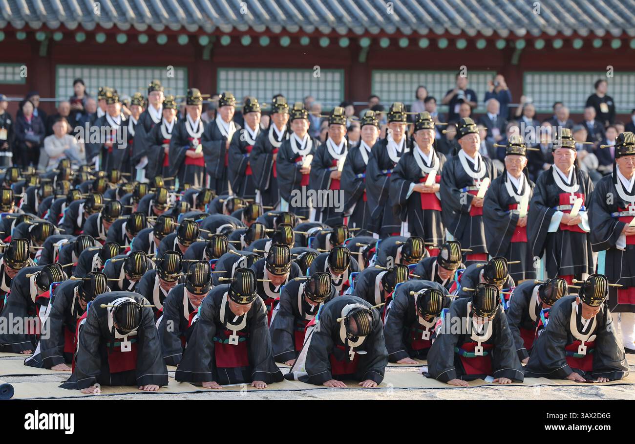 21st Apr, 2025. Renovated main hall of Jongmyo Shrine People dressed in ...