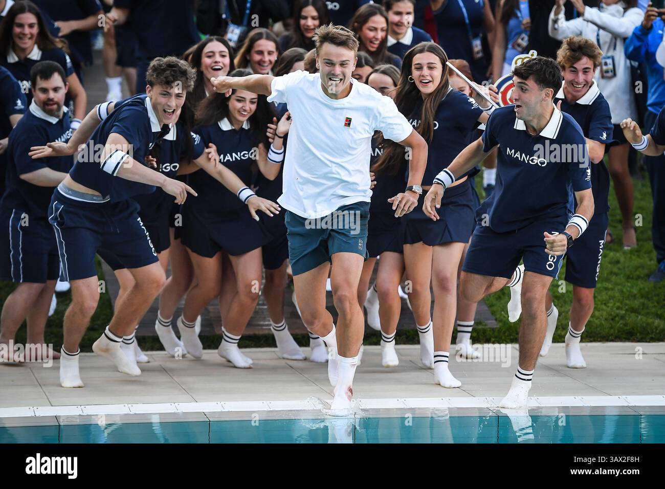 Barcelona, Espagne. 20th Apr, 2025. Holger RUNE of Denmark jumps into the pool after winning ...