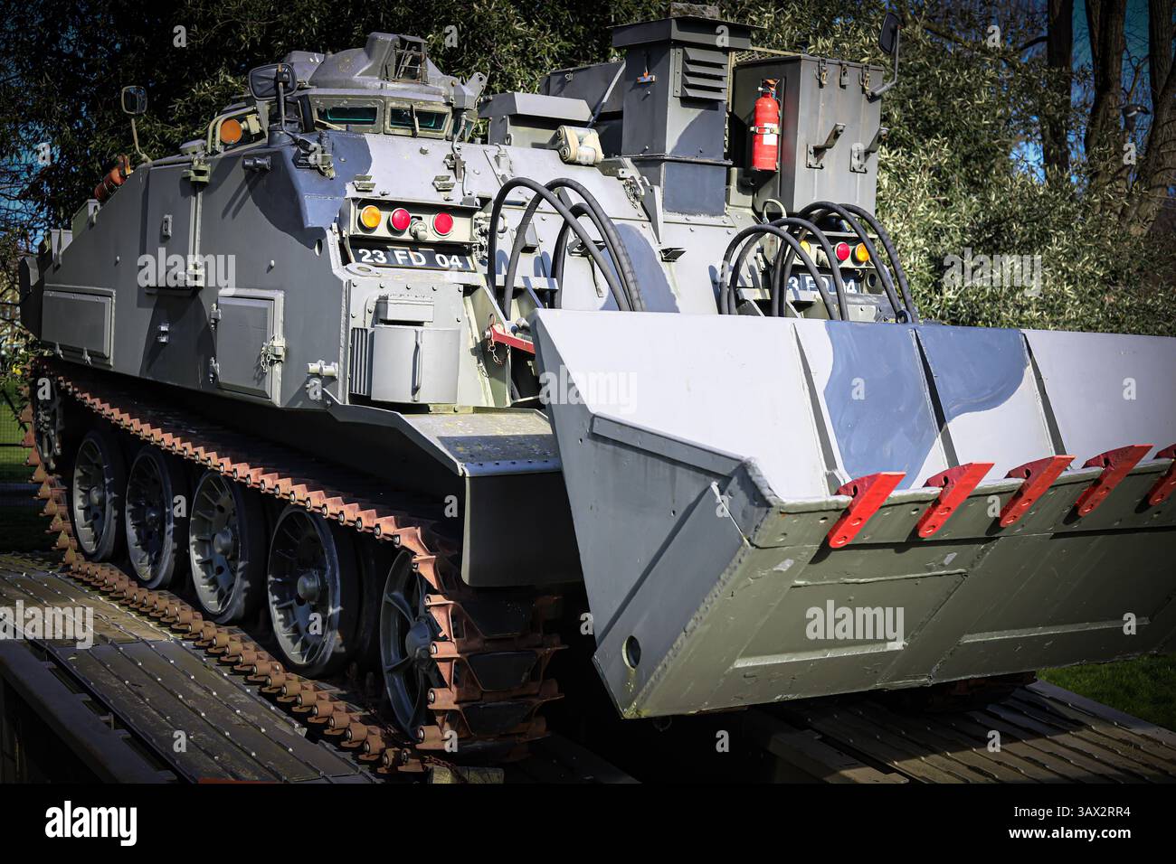 The Combat Engineer Tractor (CET) is a 17 ton armoured combat ...