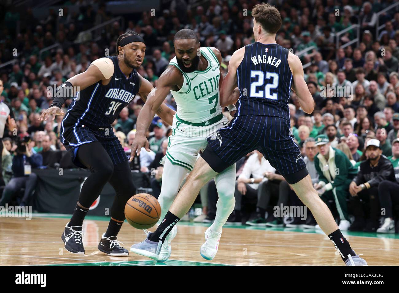 Boston Celtics' Jaylen Brown (7) drives between Orlando Magic's Wendell ...