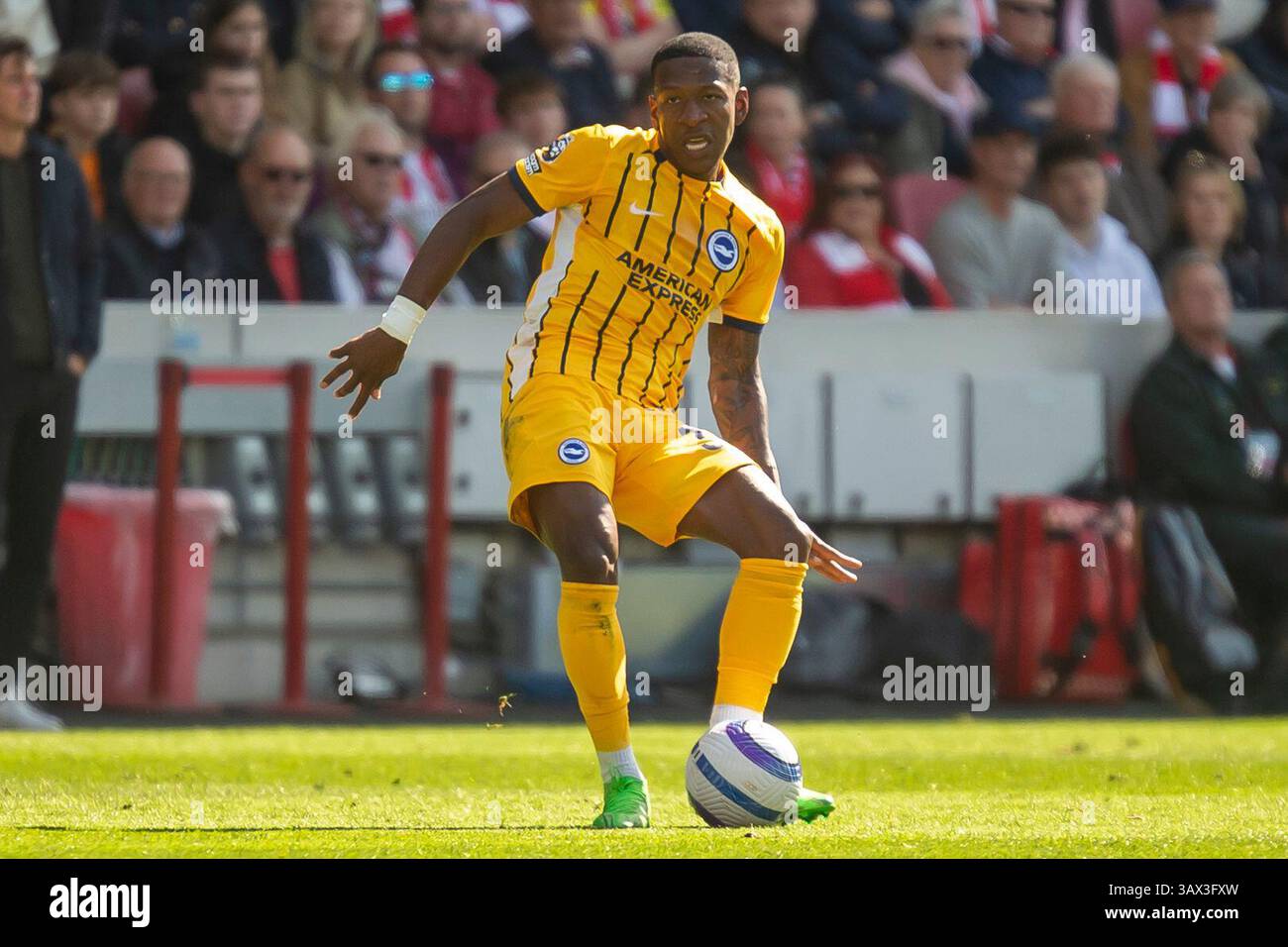 Pervis Estupiñán of Brighton & Hove Albion passes the ball during the ...