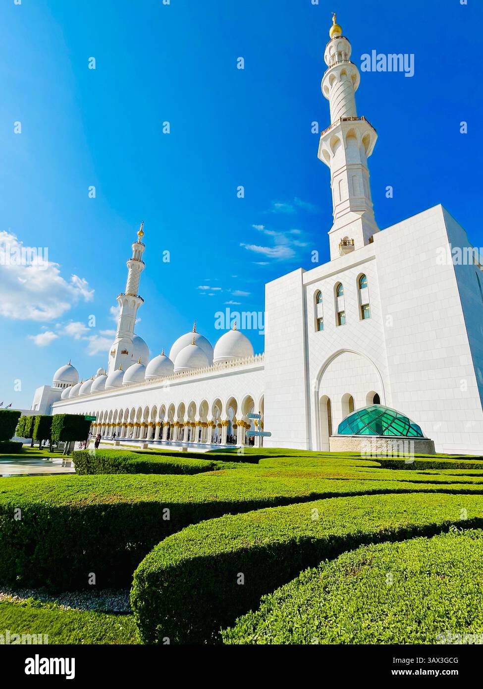 Sheikh Zayed Grand Mosque in Abu Dhabi under a clear blue sky ...
