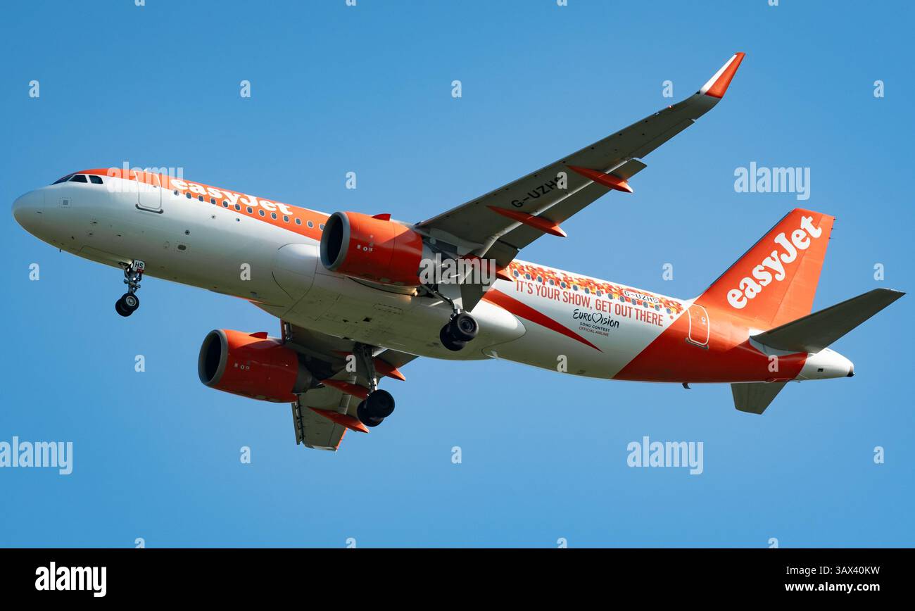 easyJet Airbus A320-251N G-UZHS lands at Manchester Airport in a ...