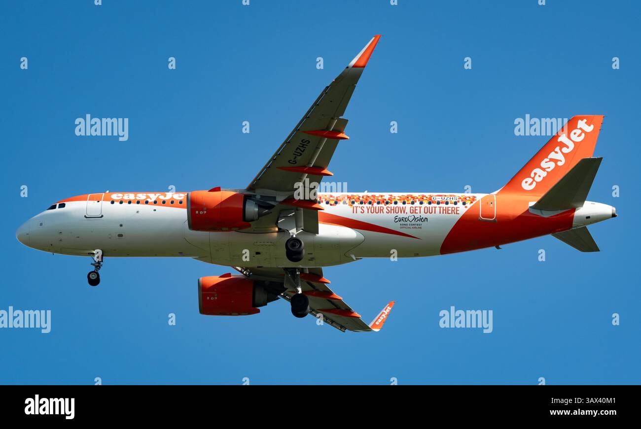 easyJet Airbus A320-251N G-UZHS lands at Manchester Airport in a ...
