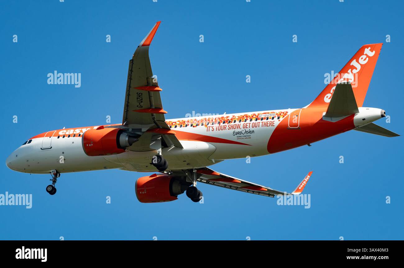 easyJet Airbus A320-251N G-UZHS lands at Manchester Airport in a ...