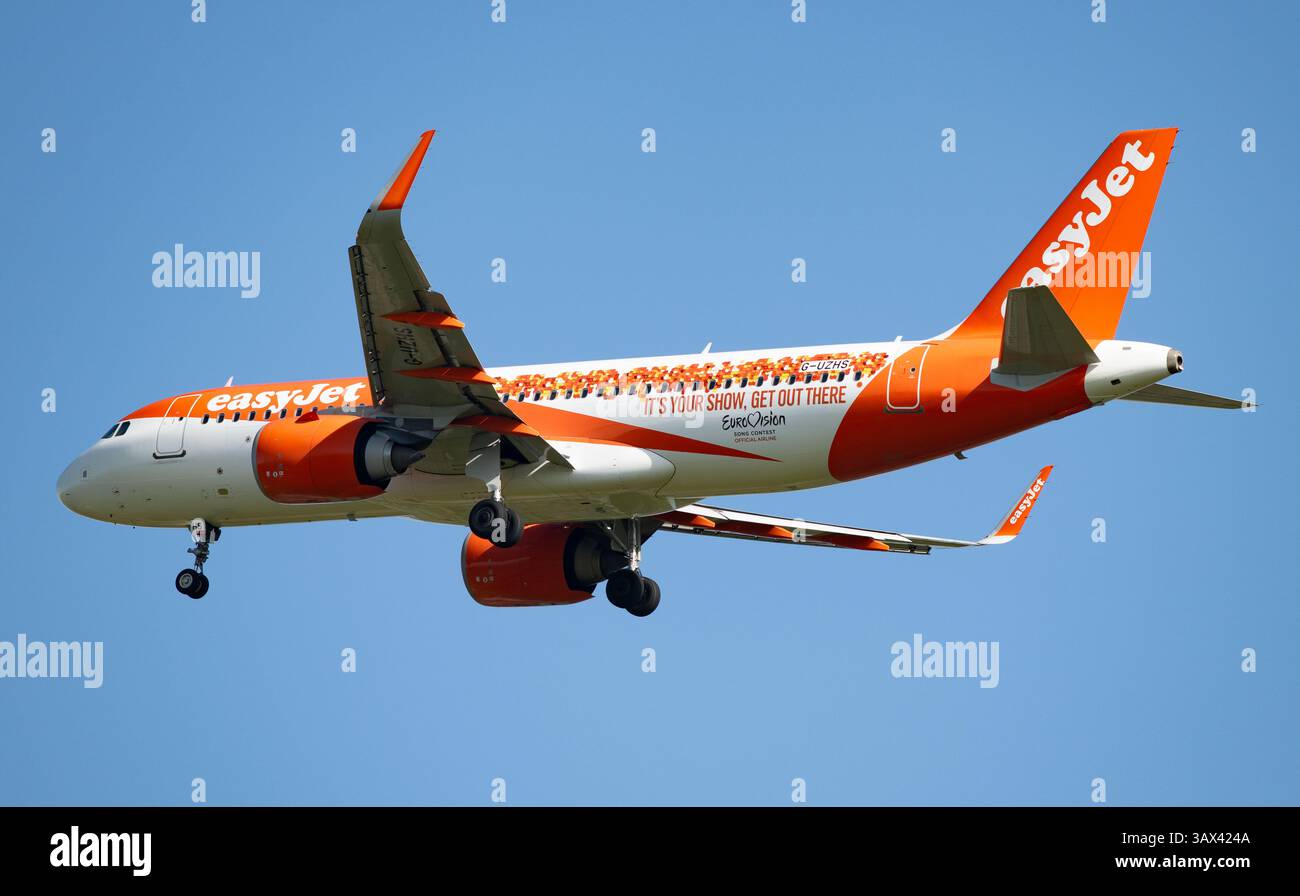 easyJet Airbus A320-251N G-UZHS lands at Manchester Airport in a ...
