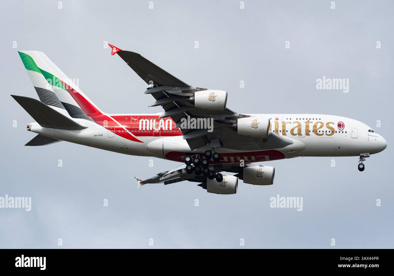 Emirates Airbus A380-861 A6-EOK sports a "125 Years AC MIlan" Livery at ...