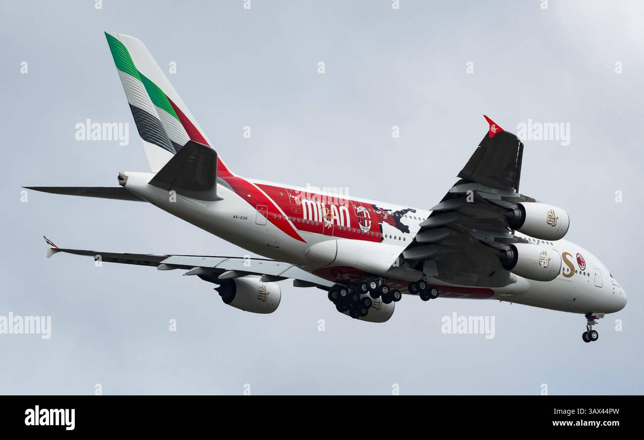 Emirates Airbus A380-861 A6-EOK sports a "125 Years AC MIlan" Livery at ...