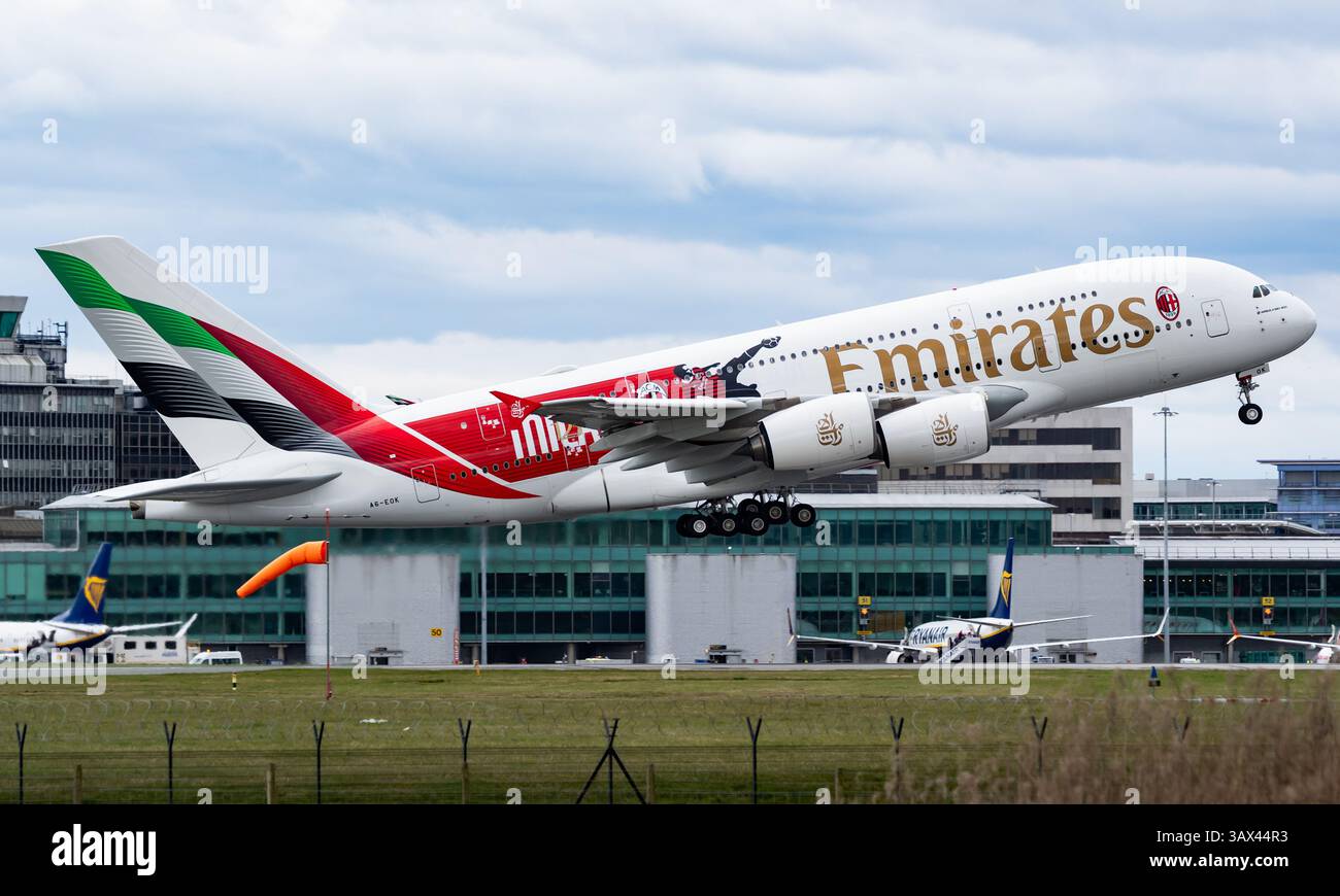 Emirates Airbus A380-861 A6-EOK sports a "125 Years AC MIlan" Livery at ...