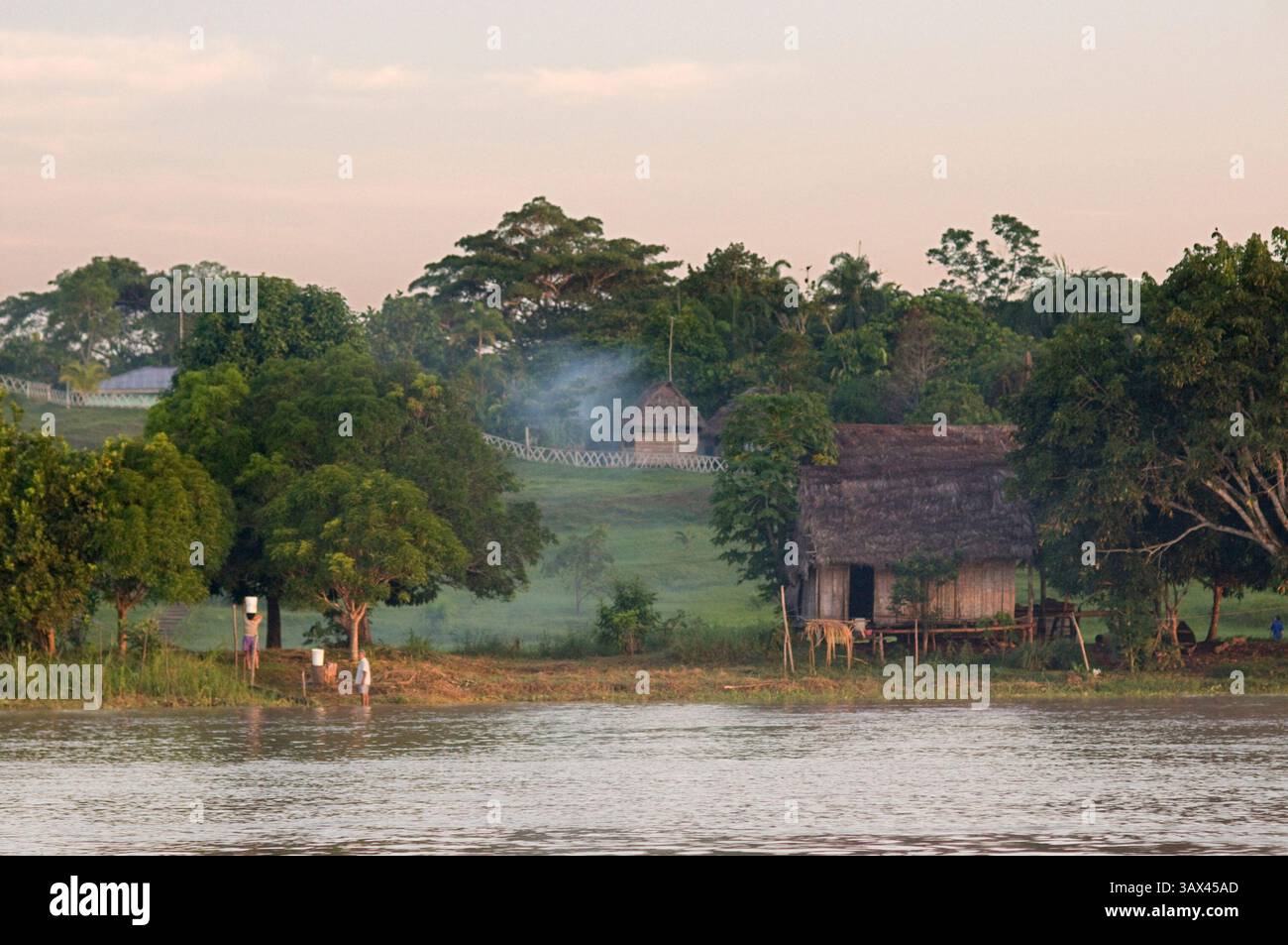 Clustered houses along river boats hi-res stock photography and images ...