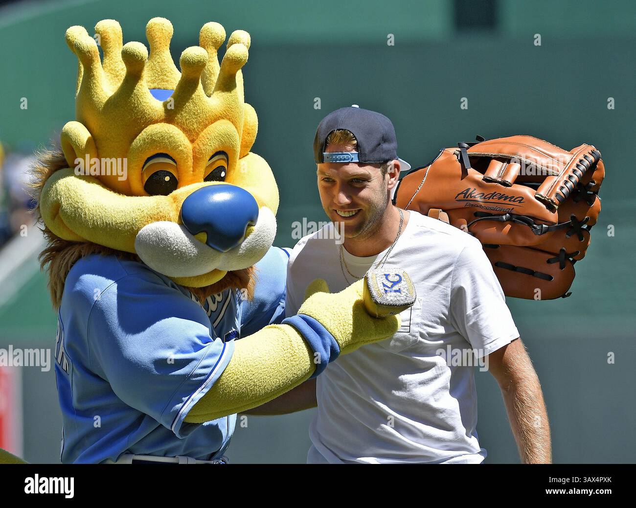 Usa gold throwing baseball hi-res stock photography and images - Alamy