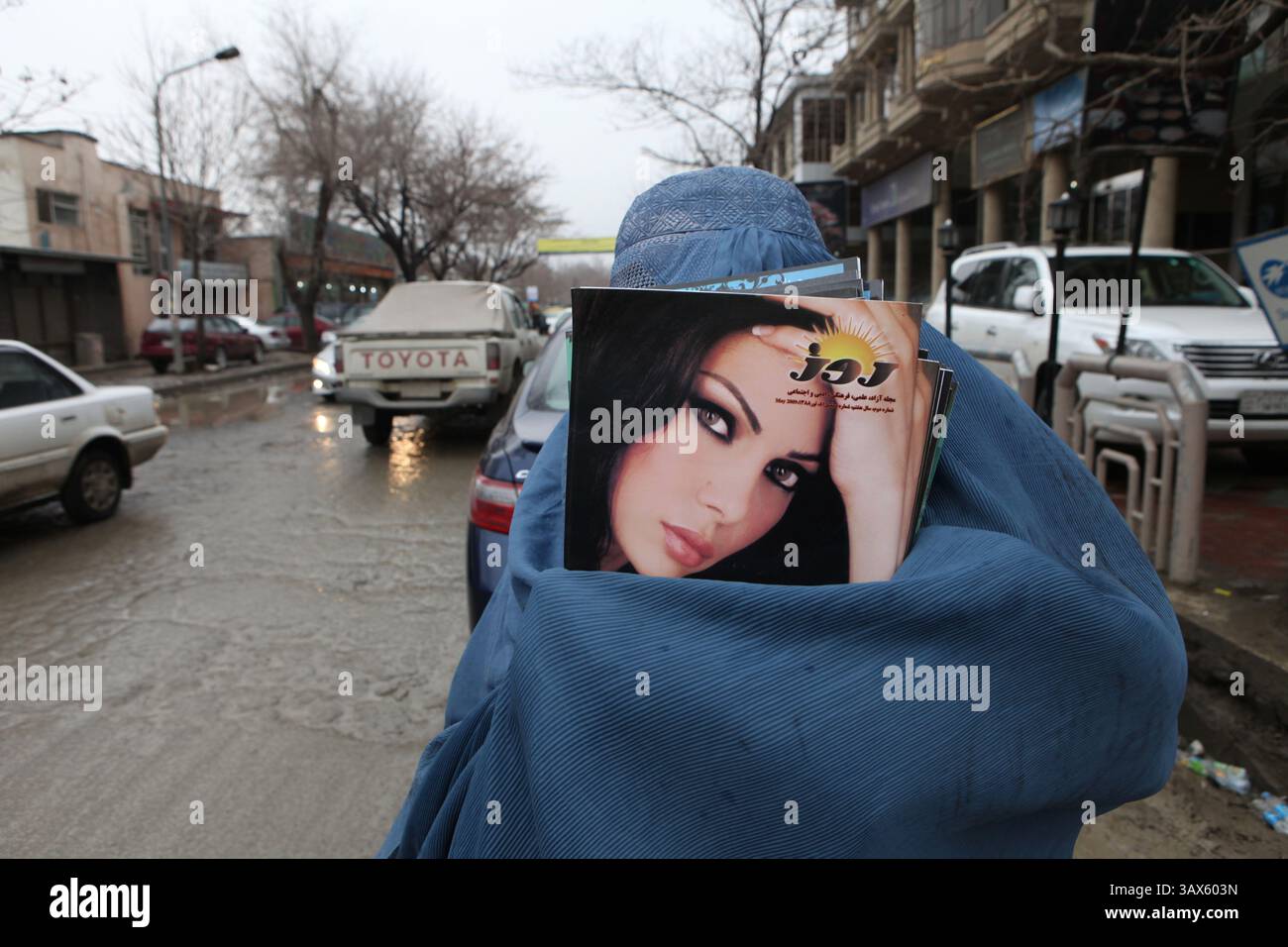 Women street burqa contrast hi-res stock photography and images - Alamy