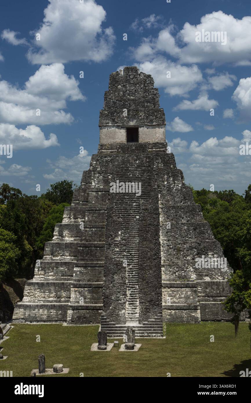Guatemala tower 2 mayan ruins in gran plaza tikal hi-res stock ...