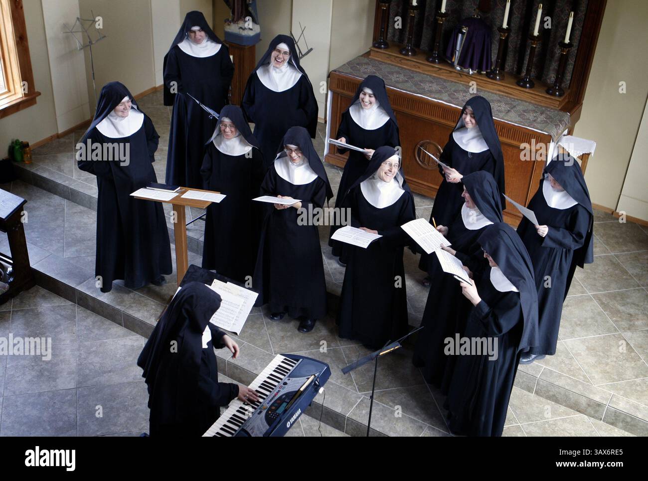 Nuns vestments hi-res stock photography and images - Alamy
