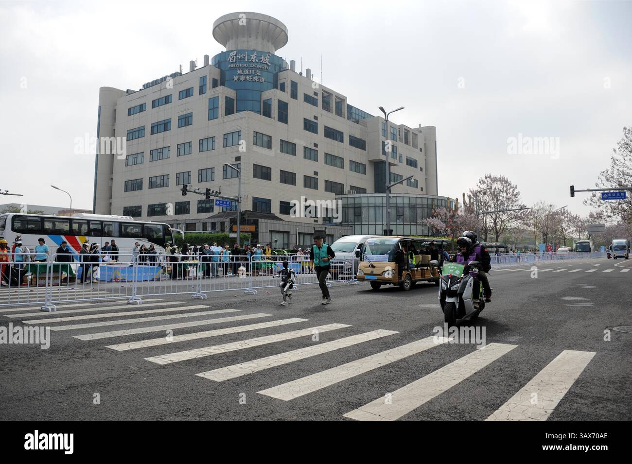 The 2025 Beijing ETown half-marathon and first-ever humanoid robot half ...