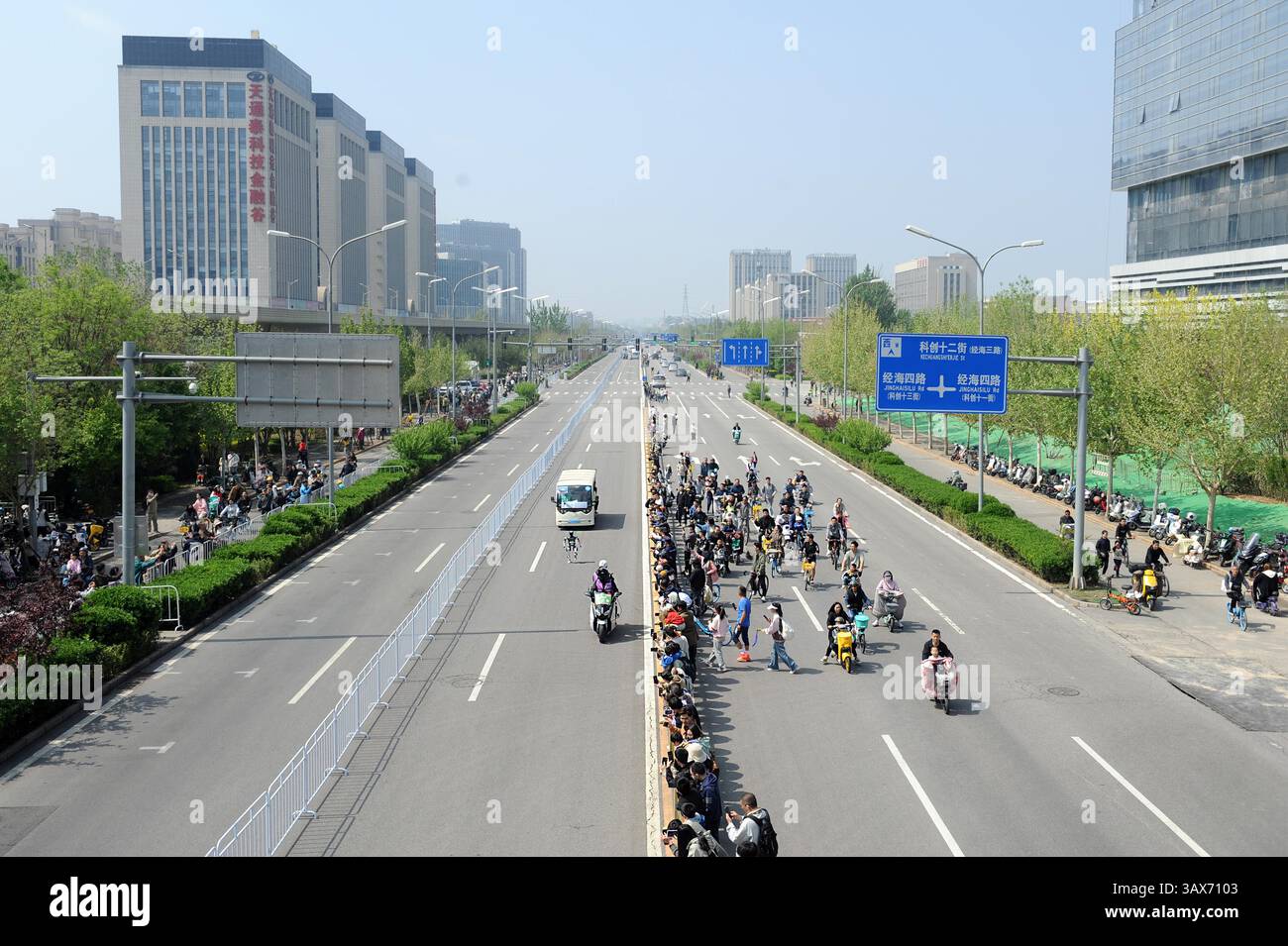 The 2025 Beijing ETown half-marathon and first-ever humanoid robot half ...