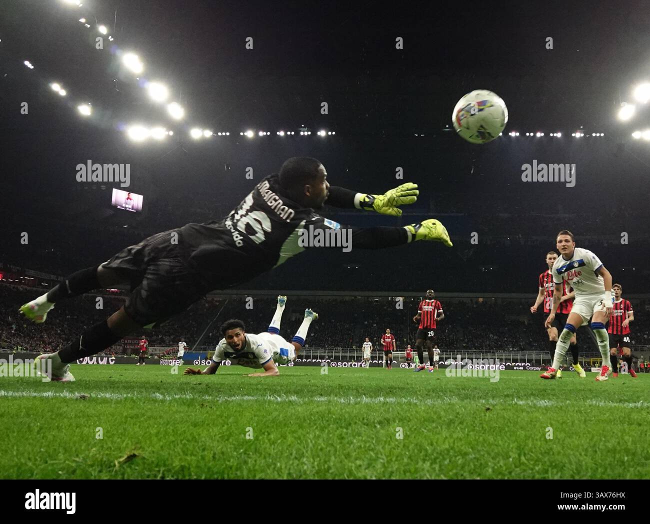 (250421) -- MILAN, April 21, 2025 (Xinhua) -- Atalanta's Ederson ...