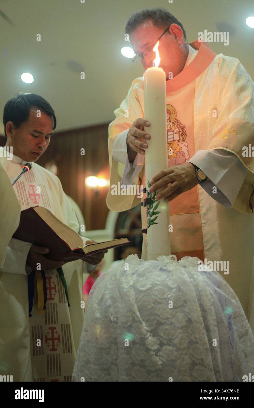 Mae Sot, Thailand. 19th Apr, 2025. Before blessing the holy water, a ...