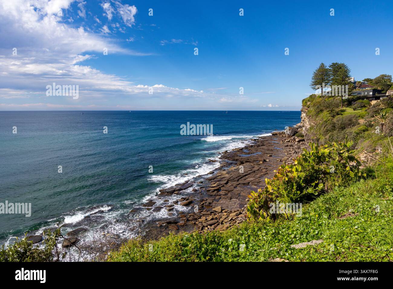Avalon Beach in Sydney Australia, headland and ocean view with cliff ...