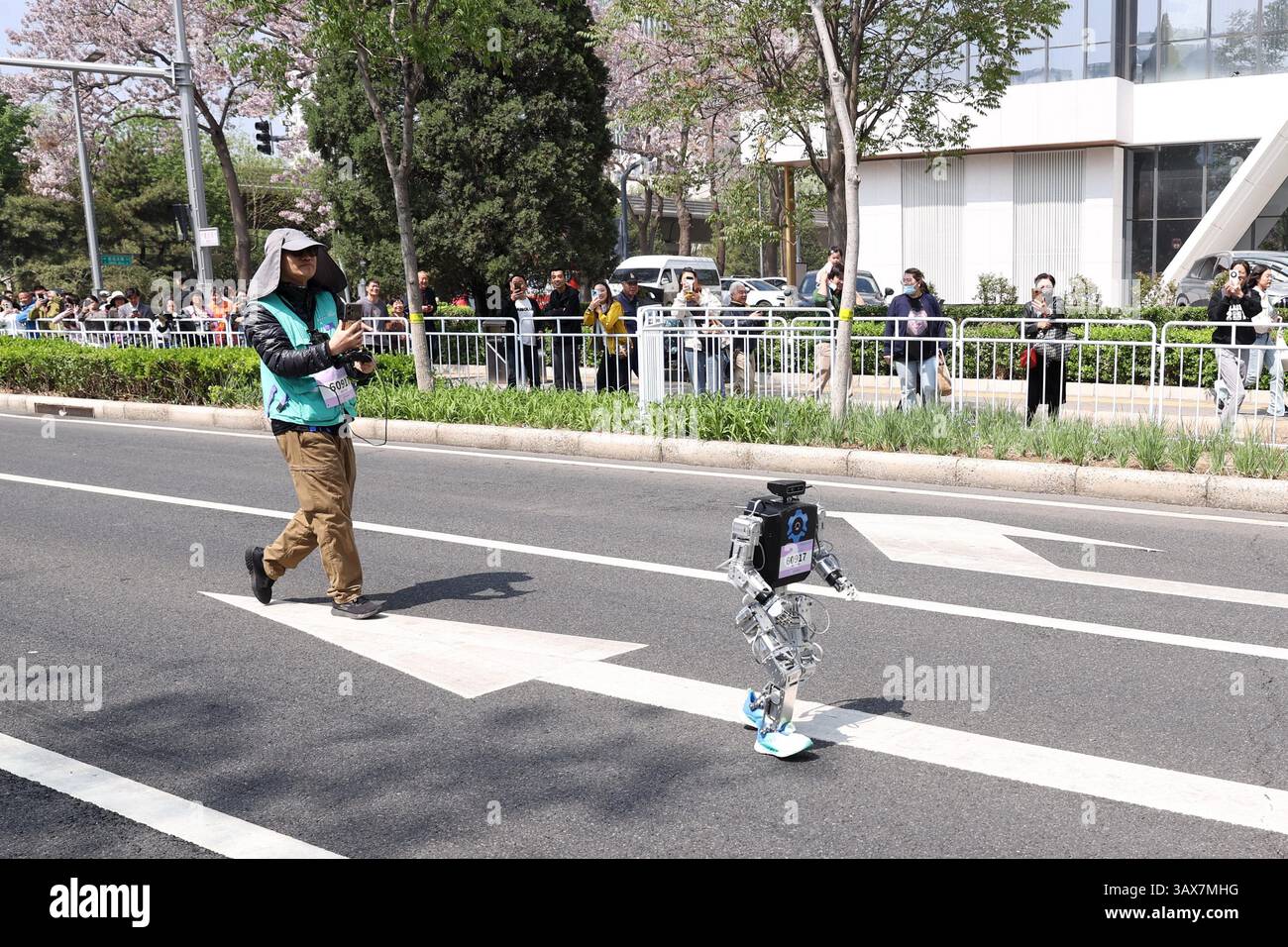 The world's first humanoid robot half-marathon kicks off in Beijing ...