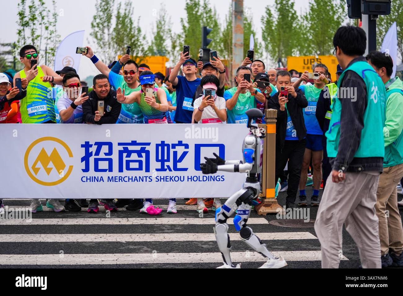 The world's first humanoid robot half-marathon kicks off in Beijing ...