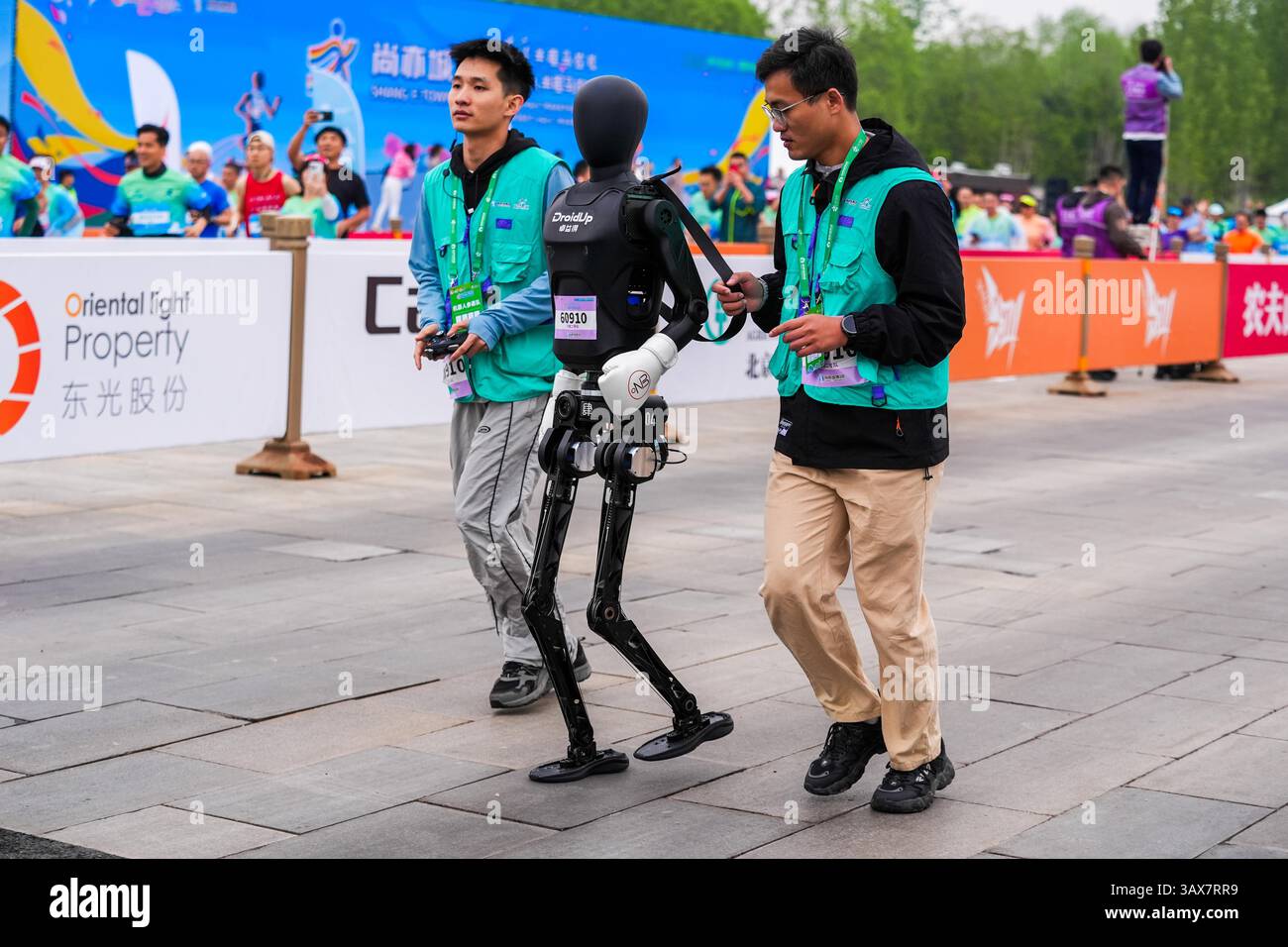 The world's first humanoid robot half-marathon kicks off in Beijing ...