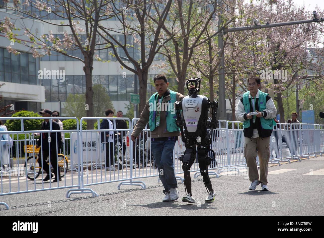The world's first humanoid robot half-marathon kicks off in Beijing ...