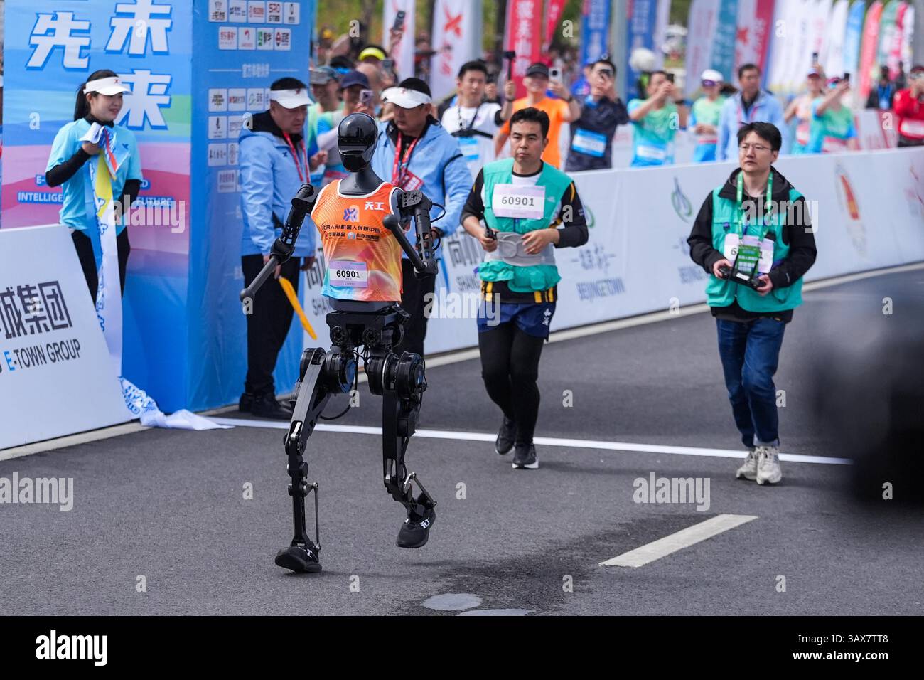 The world's first humanoid robot half-marathon kicks off in Beijing ...