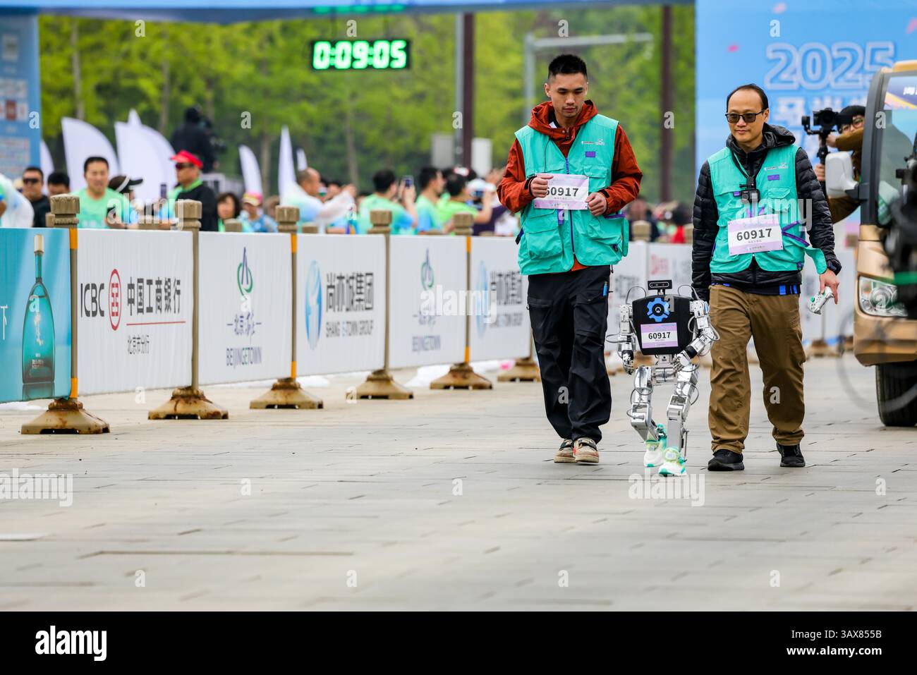 The world's first humanoid robot half-marathon kicks off in Beijing ...
