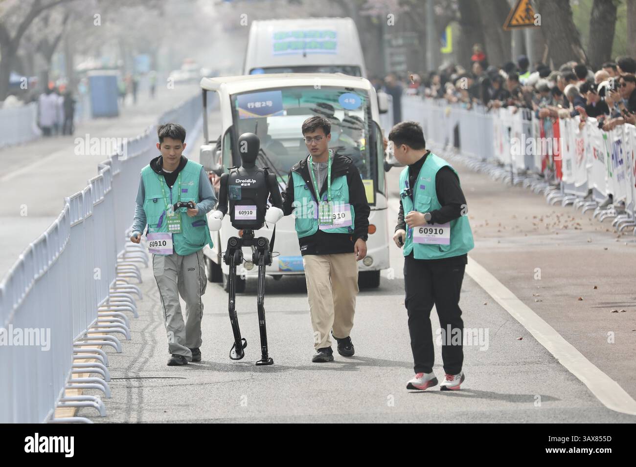 The world's first humanoid robot half-marathon kicks off in Beijing ...