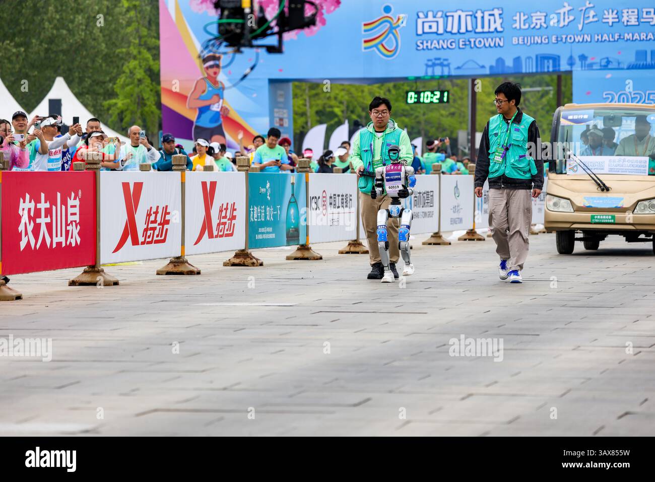 The world's first humanoid robot half-marathon kicks off in Beijing ...