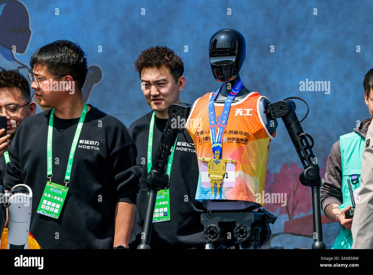 The world's first humanoid robot half-marathon kicks off in Beijing ...
