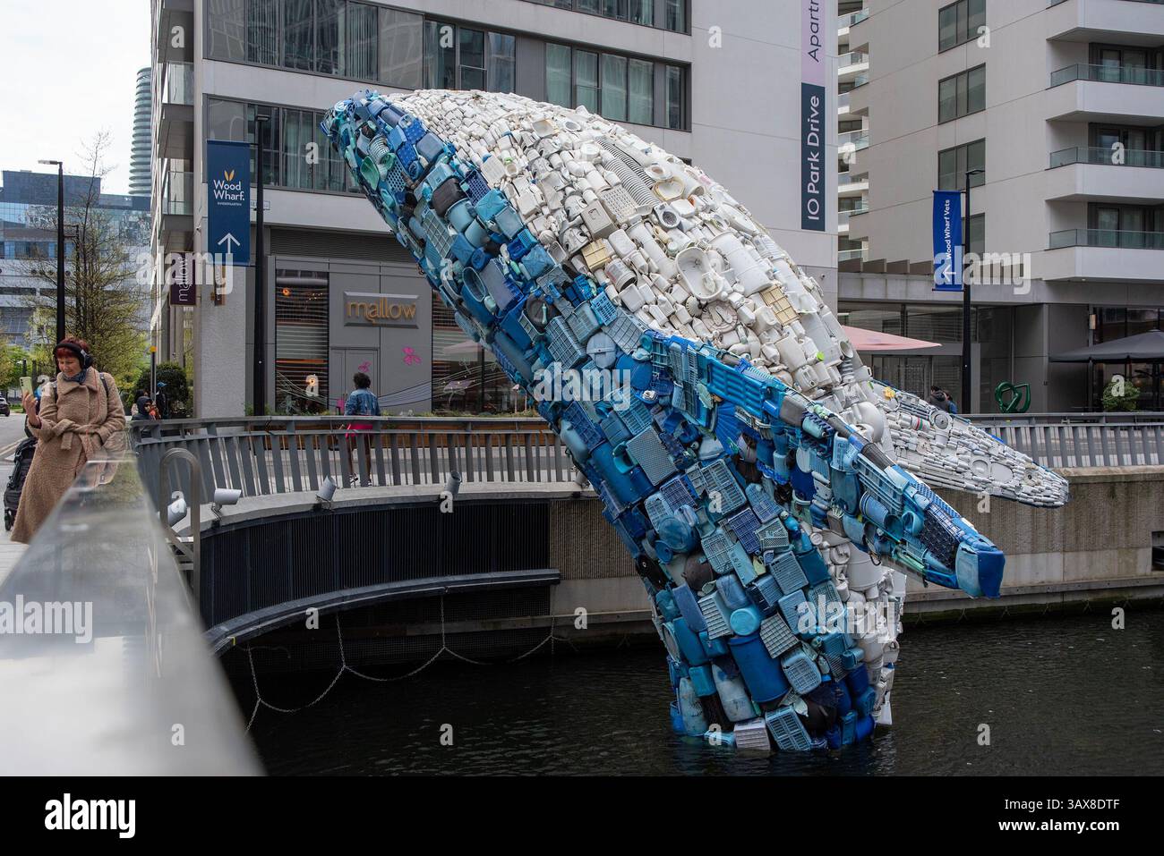London, England, UK. 20th Apr, 2025. Two artists from the New York ...