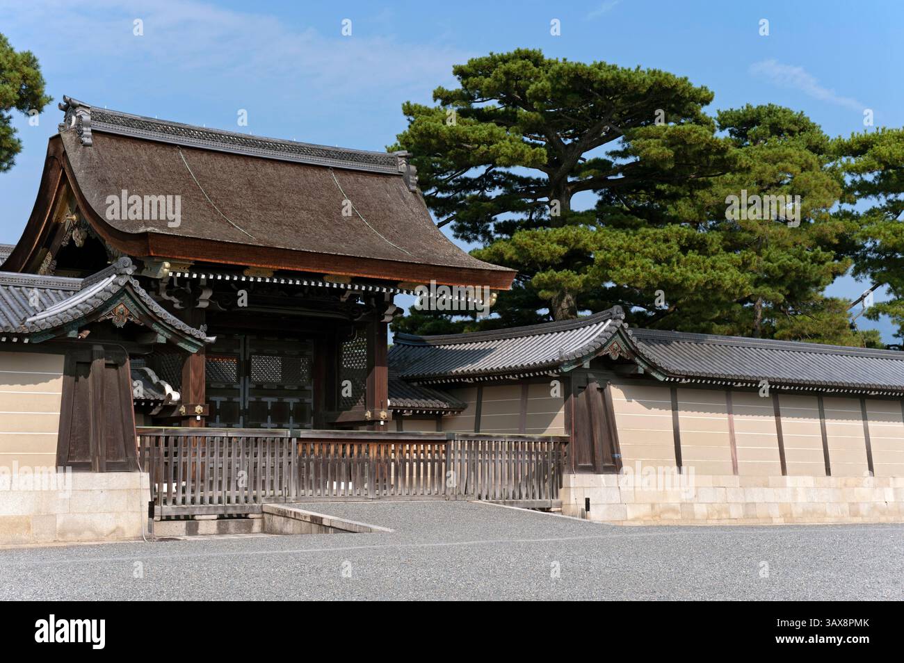 The Kenreimon Gate (gate of the Emperor) used by the Emperor when on ...
