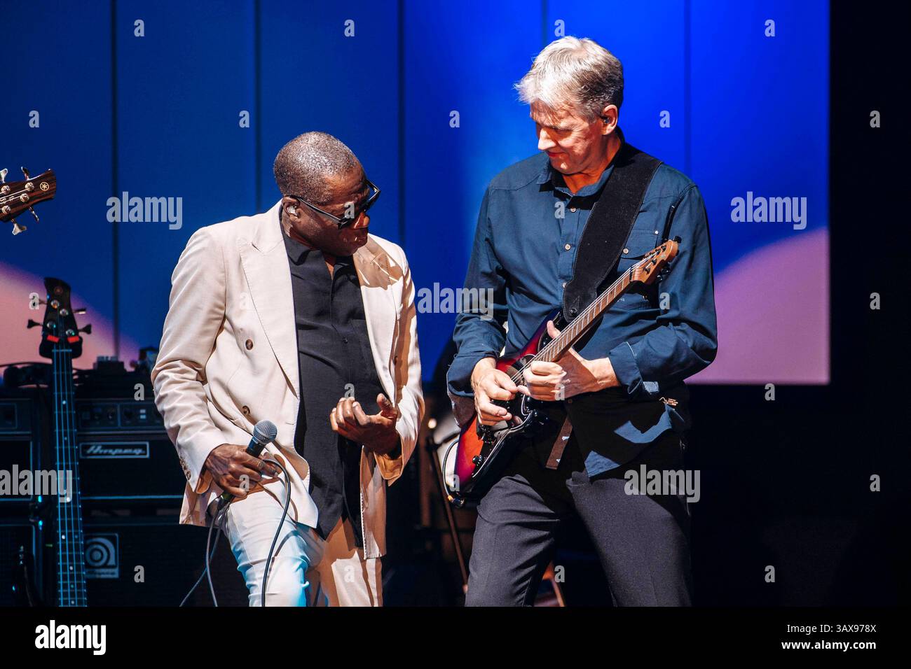 Andrew Roachford und Anthony Drennan von Mike and the Mechanics live ...