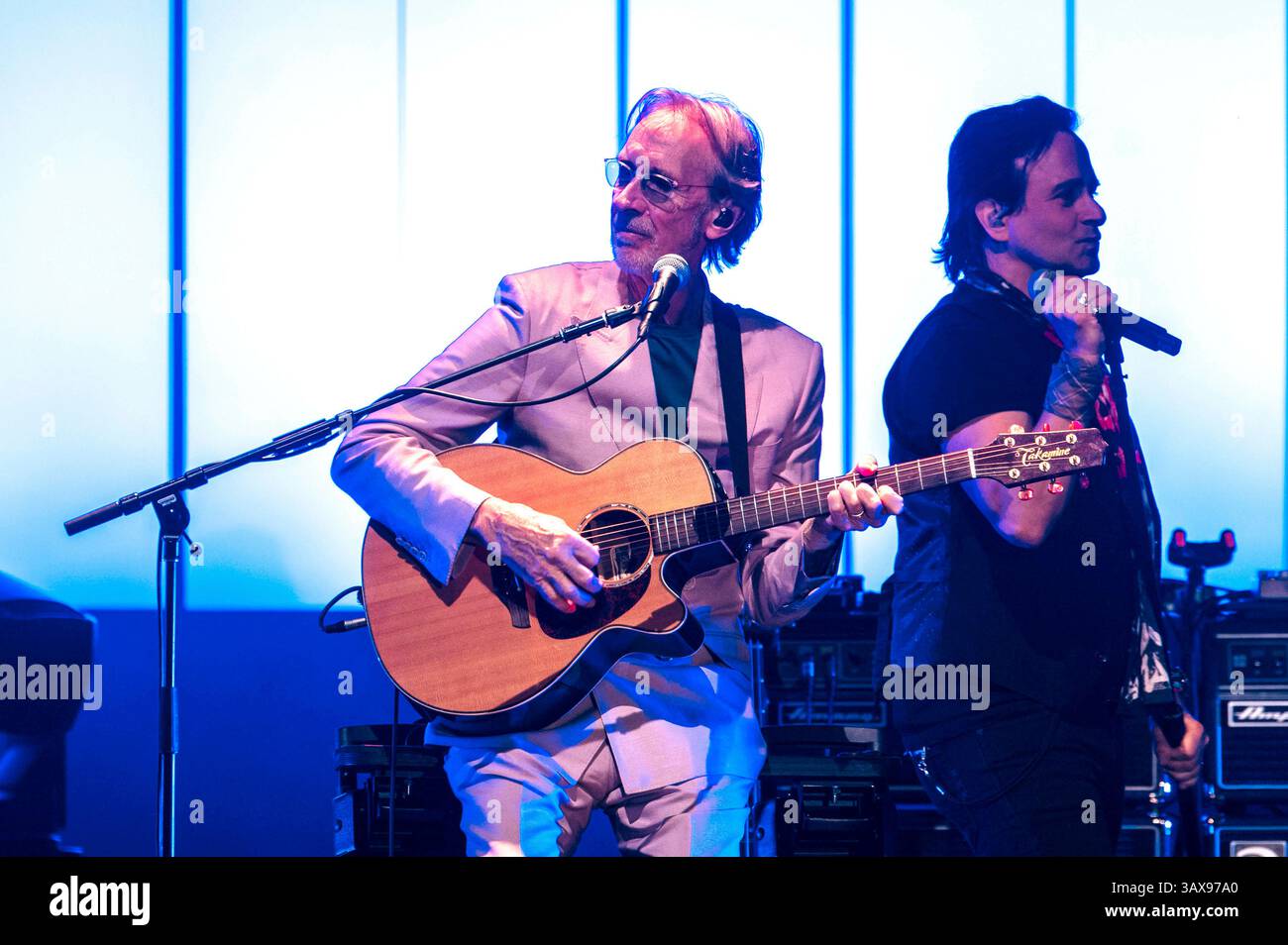 Mike Rutherford und Tim Howar von Mike and the Mechanics live bei einem ...