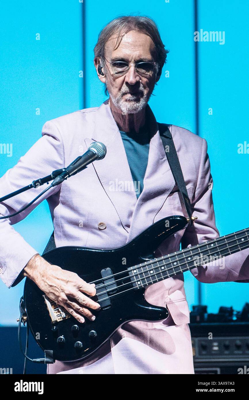 Mike Rutherford von Mike and the Mechanics live bei einem Konzert der ...