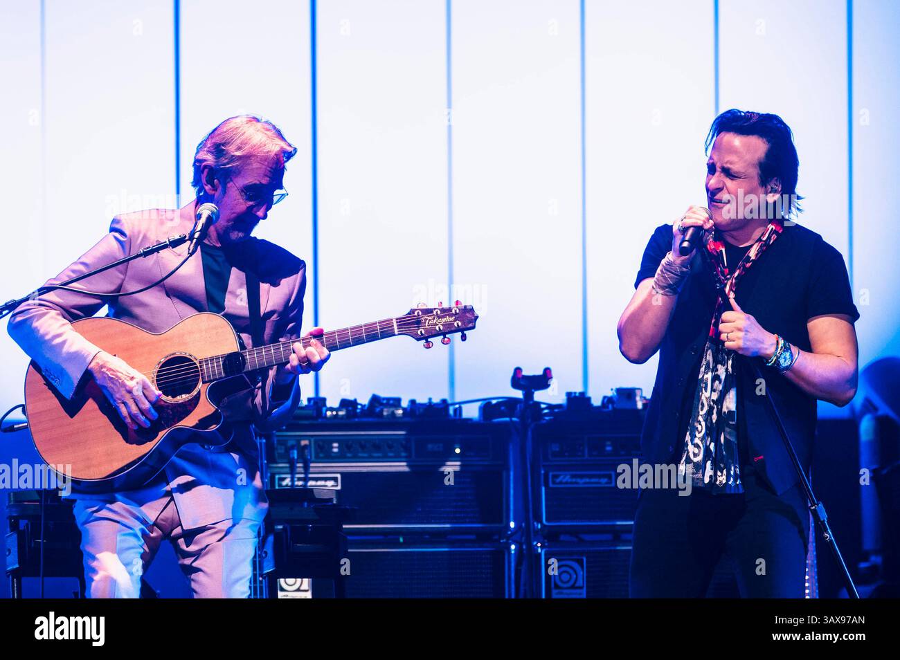 Mike Rutherford und Tim Howar von Mike and the Mechanics live bei einem ...