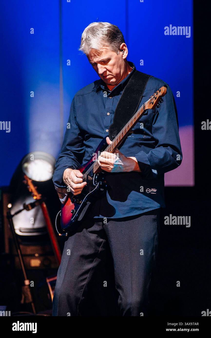 Anthony Drennan von Mike and the Mechanics live bei einem Konzert der ...