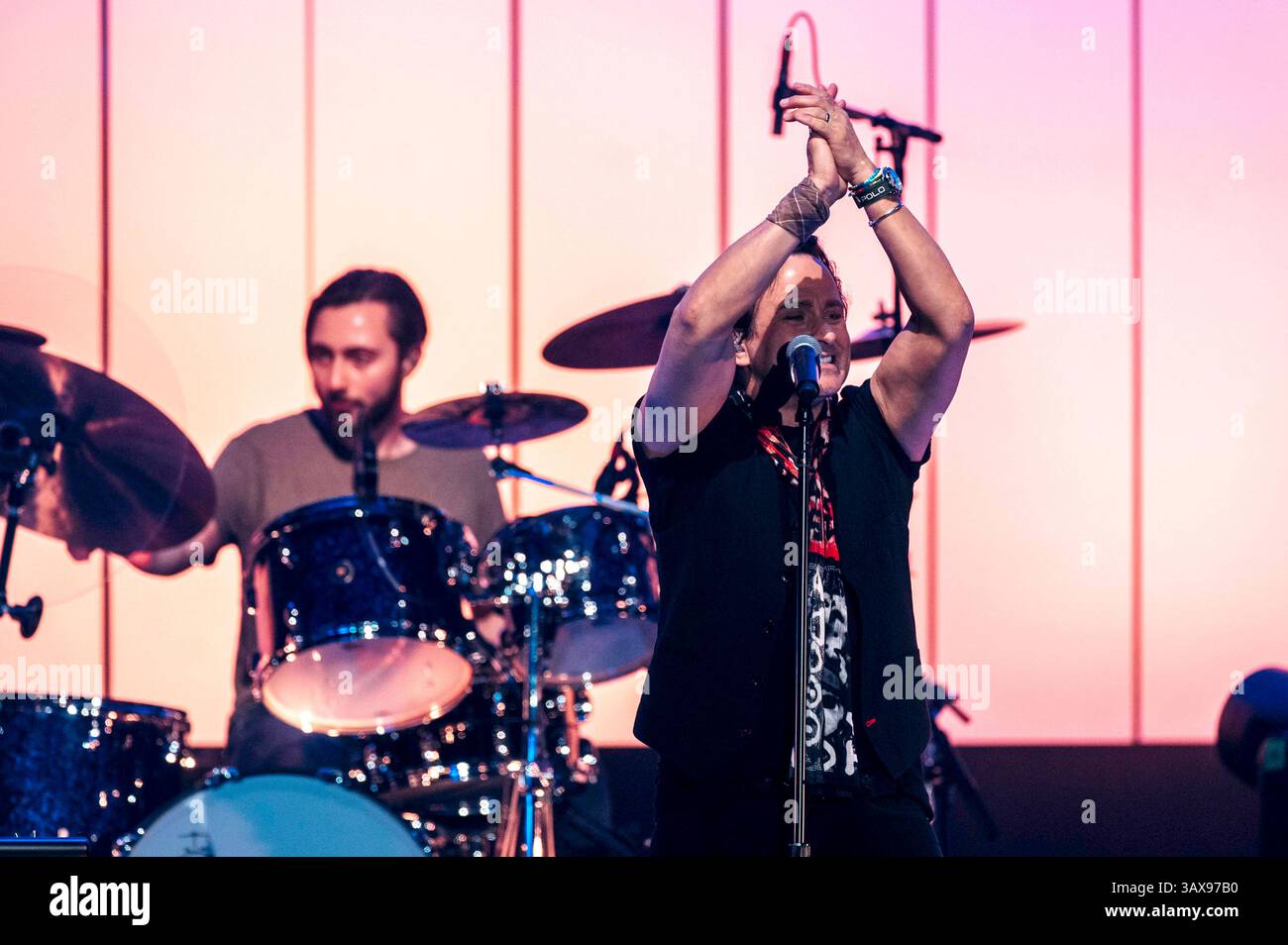 Nic Collins und Tim Howar von Mike and the Mechanics live bei einem ...