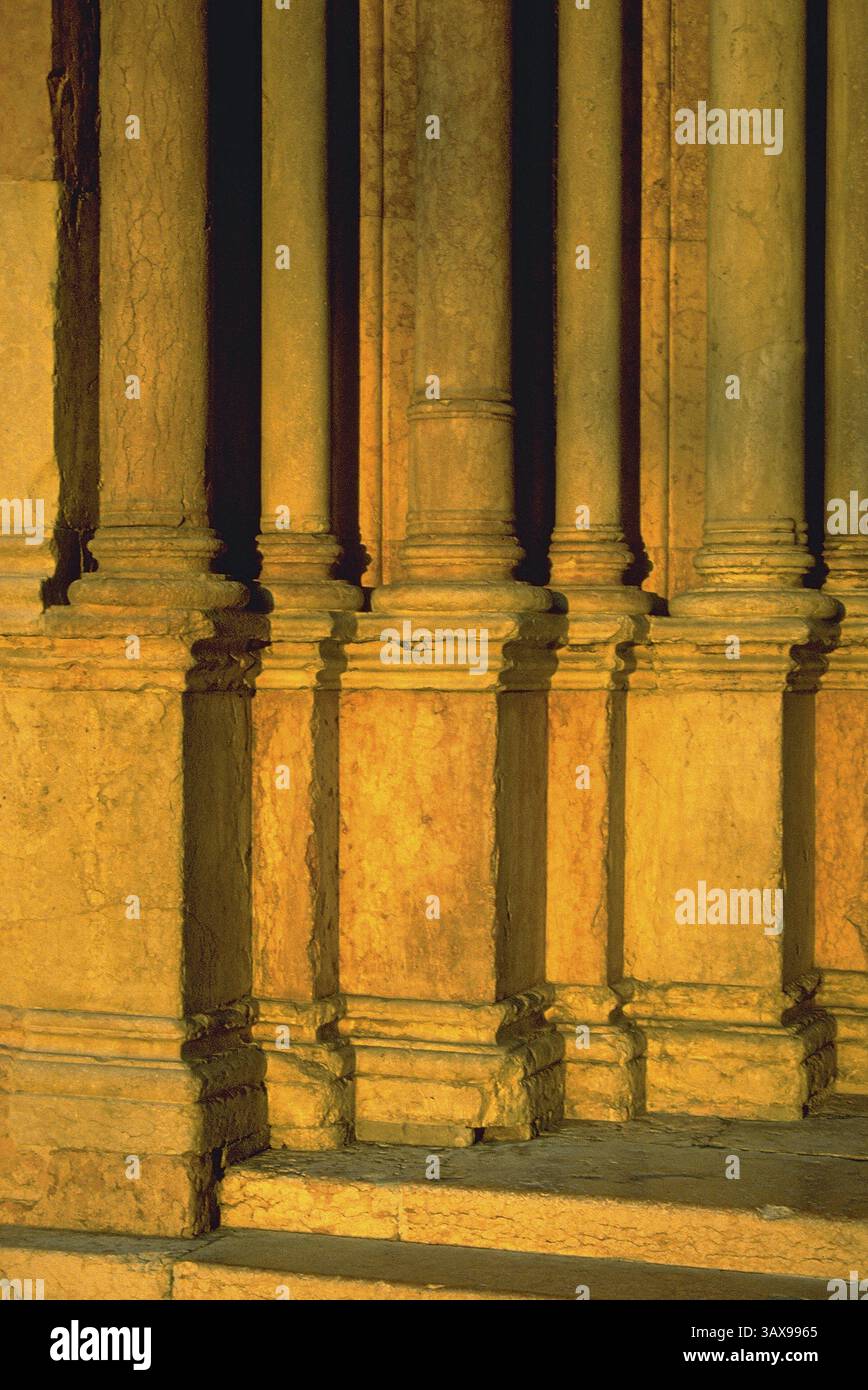 Light columns hi-res stock photography and images - Alamy