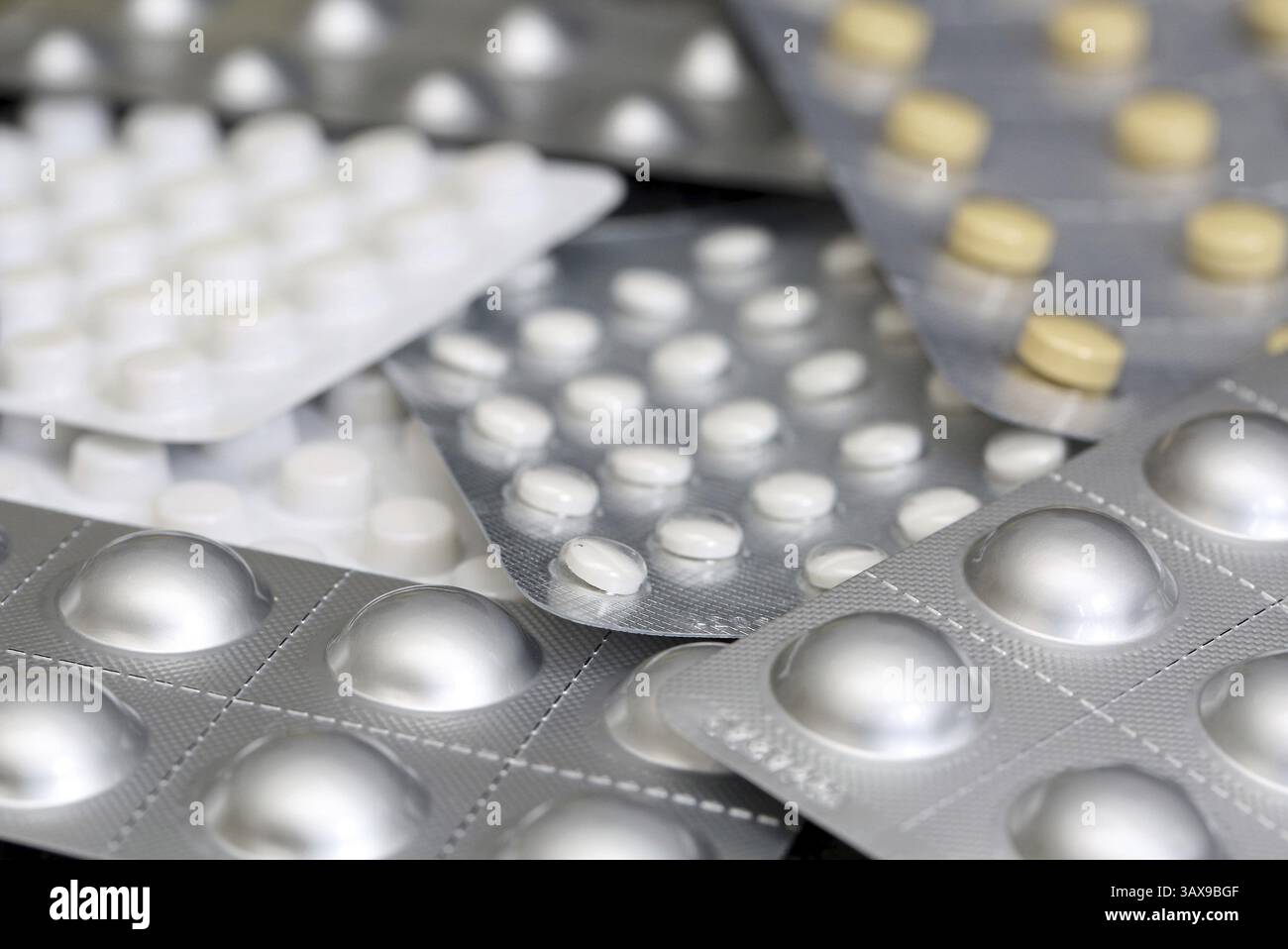 Tablets in blister packaging Stock Photo - Alamy
