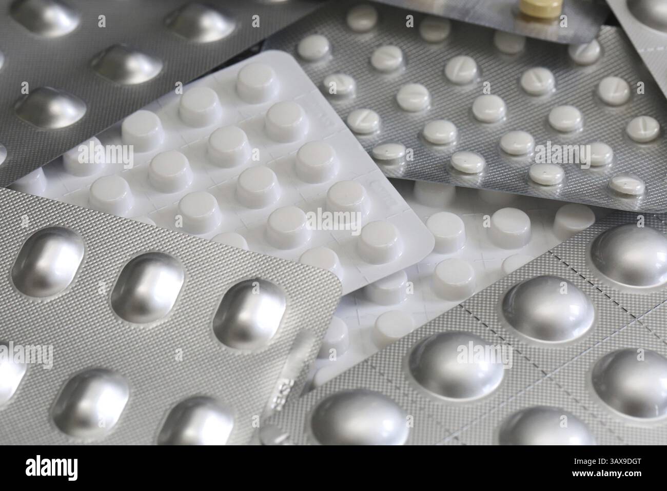 Blister packages hi-res stock photography and images - Alamy
