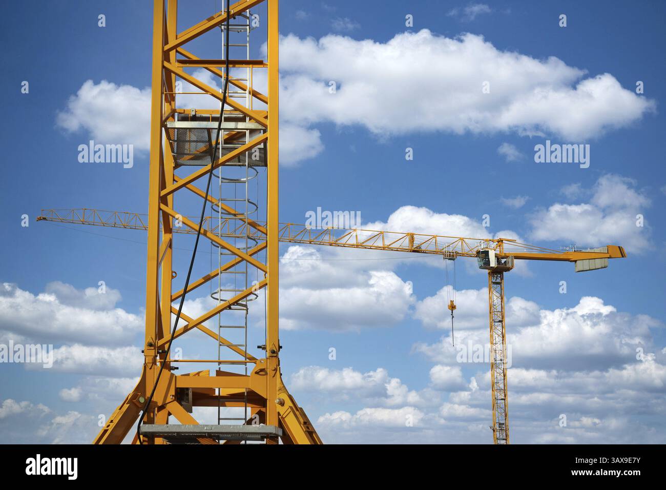 Hammerhead crane hi-res stock photography and images - Alamy