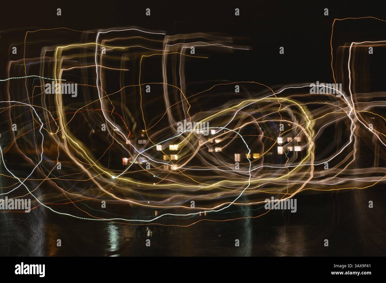 Light painting, light trails and reflections at night - long exposure ...