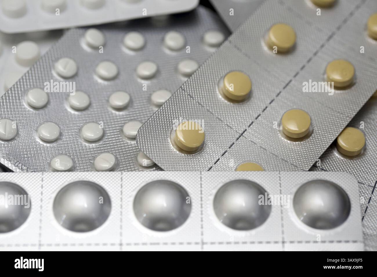 Blister packet drugs hi-res stock photography and images - Alamy
