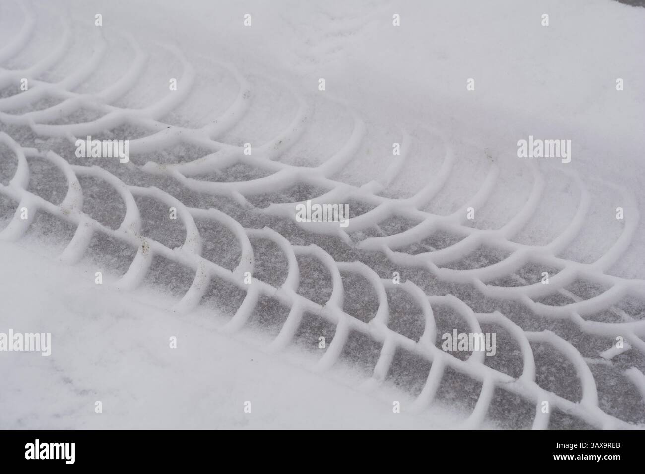 Car tyre tread in the snow - close-up Stock Photo - Alamy