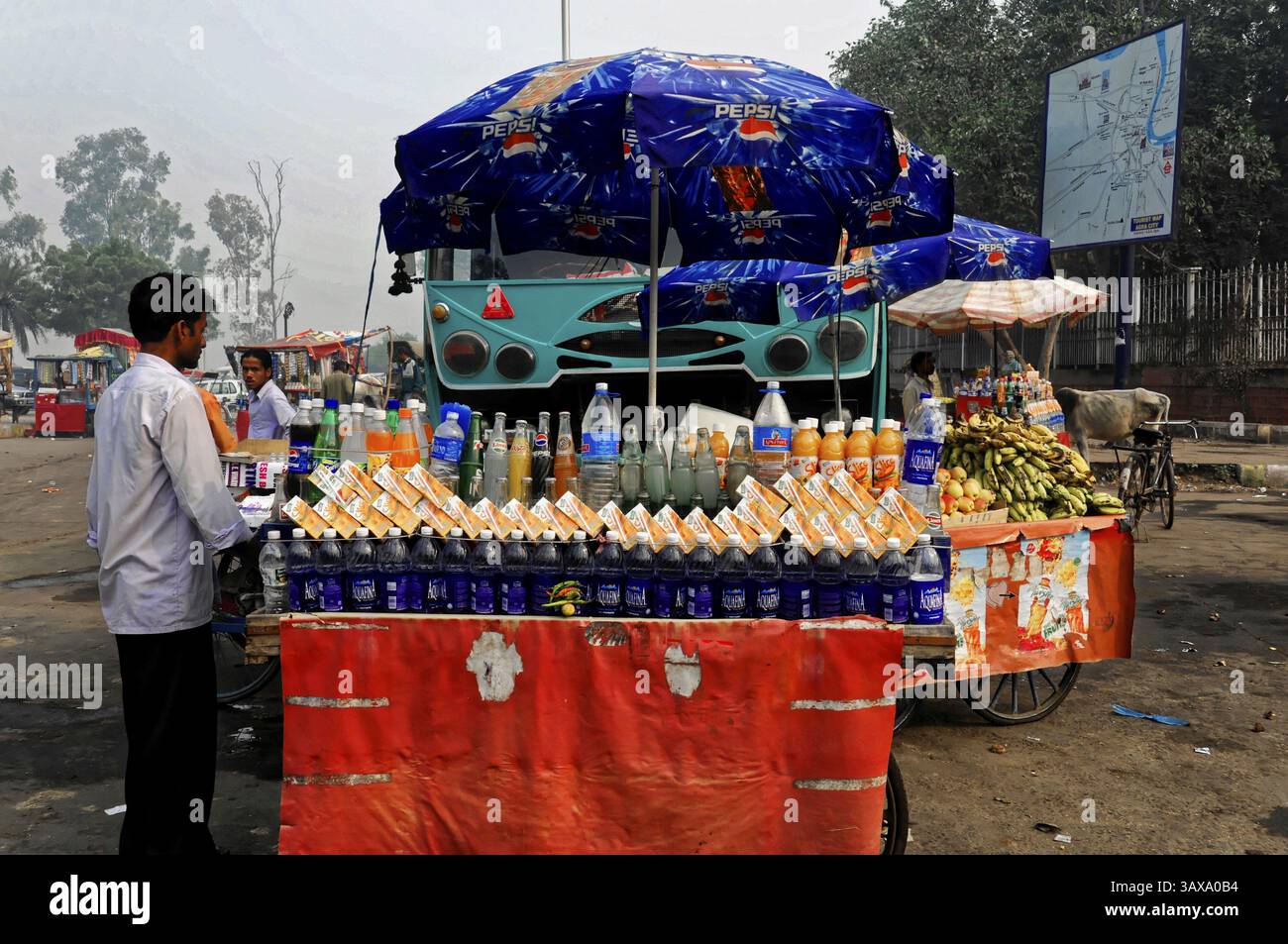 Agra, Uttar Pradesh, India, Asia, Drink stall on the street, surrounded ...